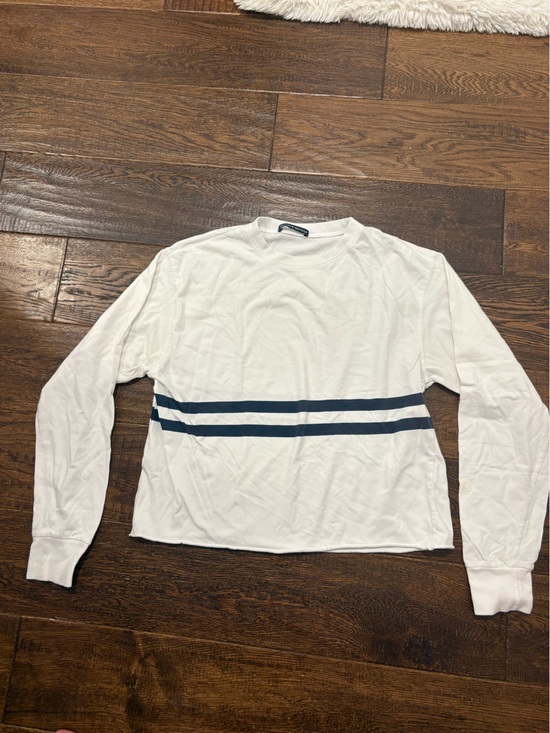 Brandy Melville | Tops | Brandy Melville White Tee With Navy Logo Tag ...